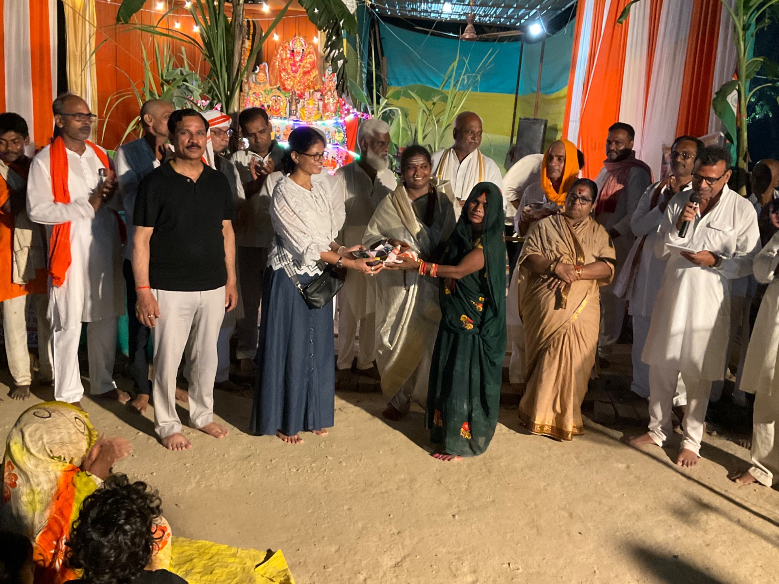 रामजानकी मंदिर के प्रांगण में राजलक्ष्मी मंदा जी द्वारा मां देवी दुर्गा ...