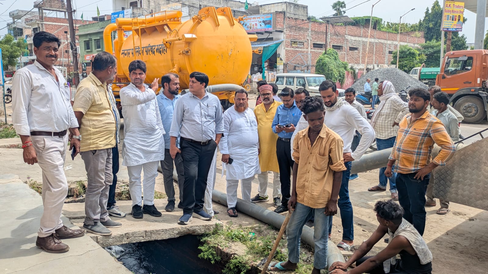 चेयरमैन पति डॉ मो0 अतहर अंसारी व ईओ ने किया नाले के सफाई कार्य का ...